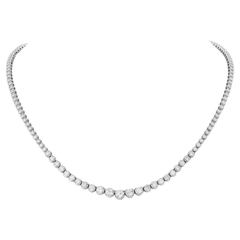 Graduated diamonds line necklace in 18k white gold For Sale at 1stDibs