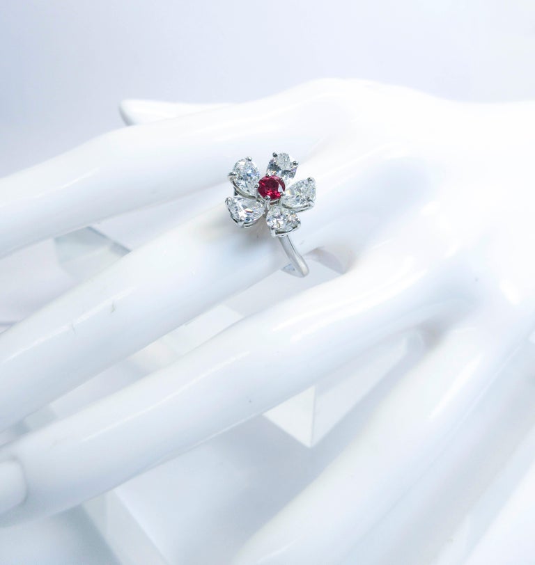 Graff 18 Karat White Gold Diamonds and Ruby Daisy Ring For Sale at 1stDibs