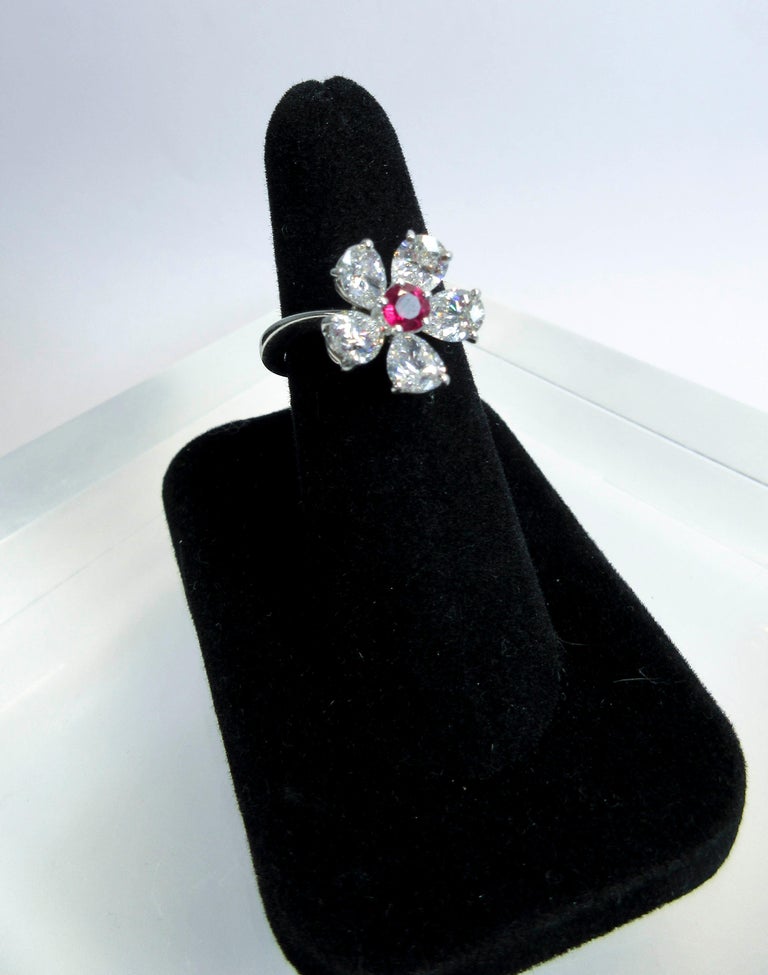 Graff 18 Karat White Gold Diamonds and Ruby Daisy Ring For Sale at 1stDibs