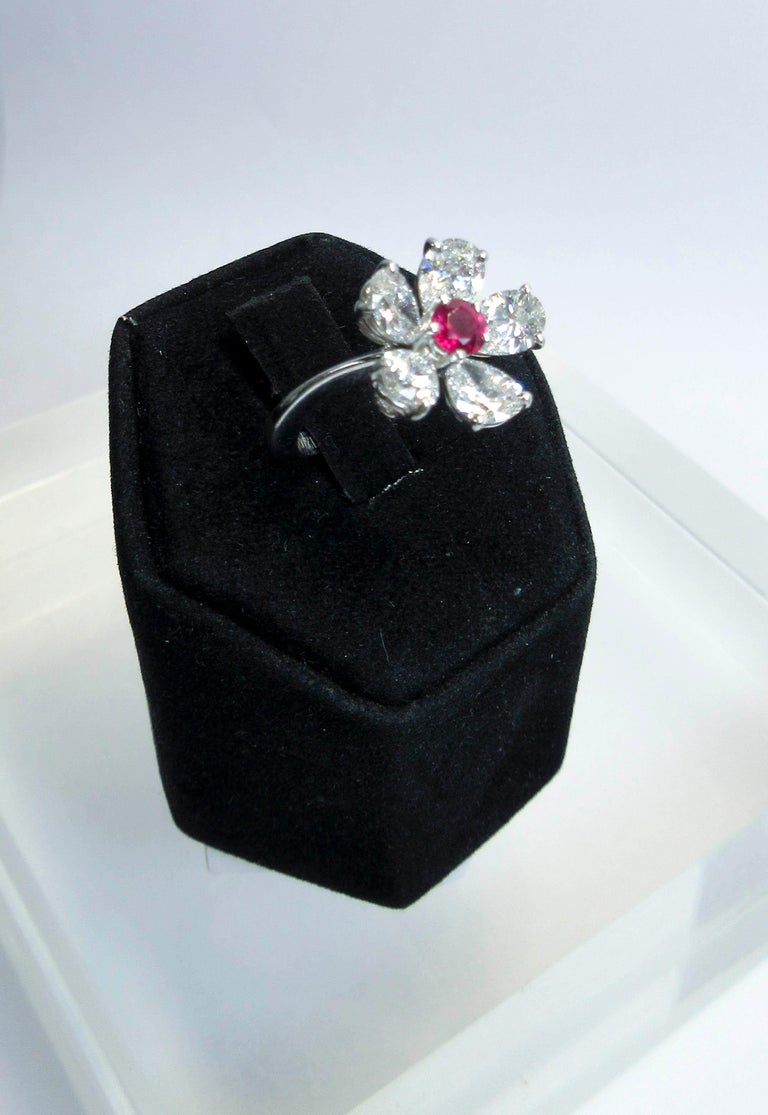 Graff 18 Karat White Gold Diamonds and Ruby Daisy Ring For Sale at 1stDibs