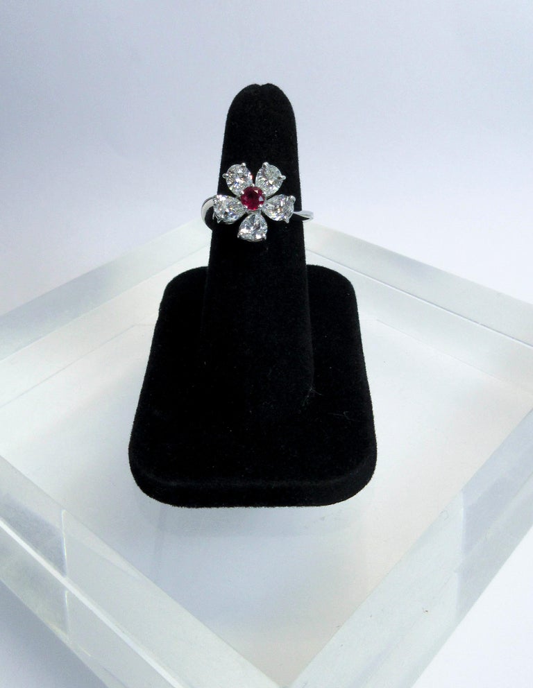 Graff 18 Karat White Gold Diamonds and Ruby Daisy Ring For Sale at 1stDibs