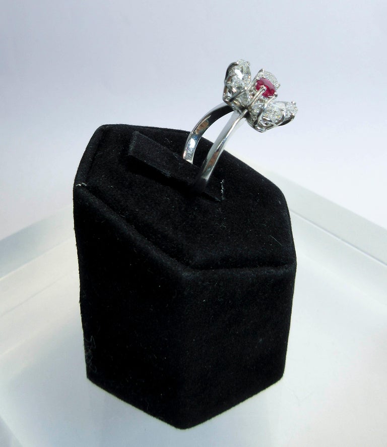 Graff 18 Karat White Gold Diamonds and Ruby Daisy Ring For Sale at 1stDibs