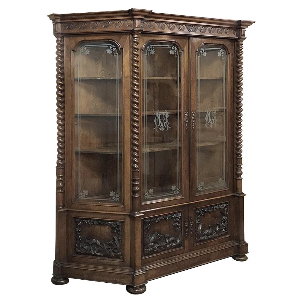 Grand 19th Century Italian Renaissance Walnut Bookcase For Sale at 1stDibs