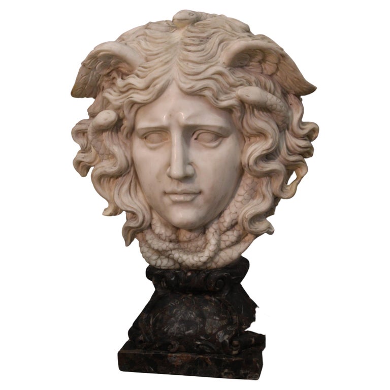 Grande Testa Di Medusa en marmo - En vente sur 1stDibs