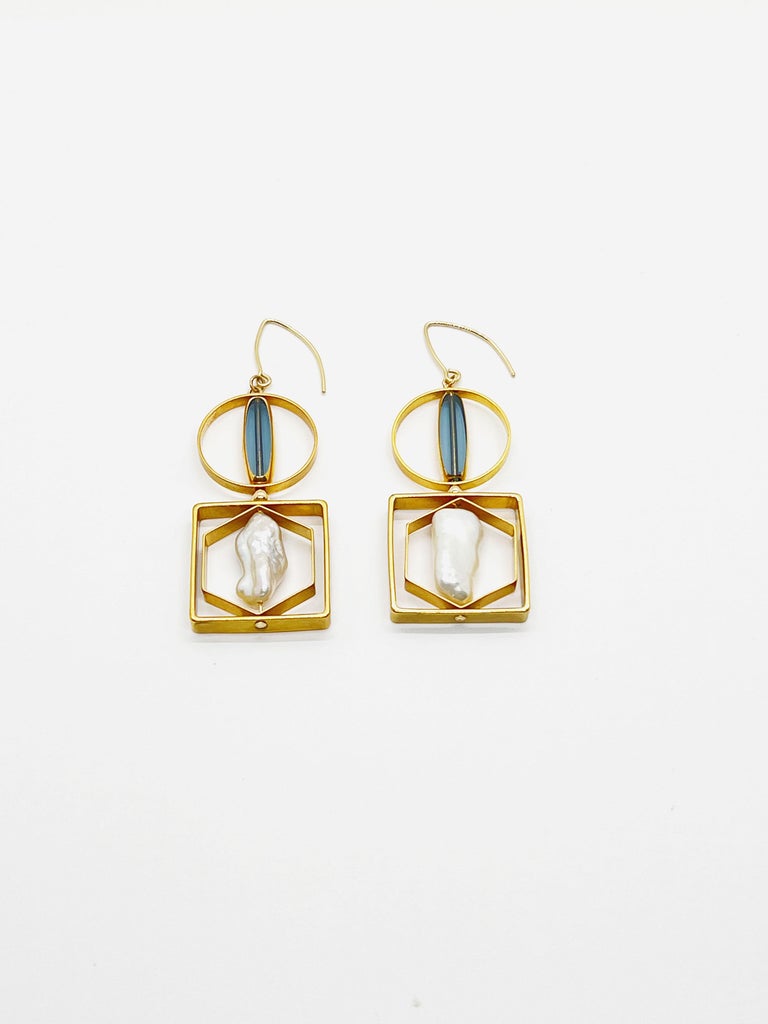 Gray Oblong Shape x Pearl Geometric Earrings For Sale at 1stDibs
