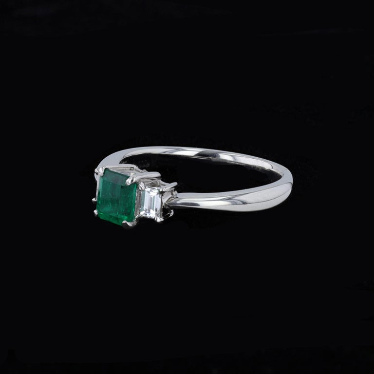Green Emerald and Diamond Ring For Sale at 1stDibs