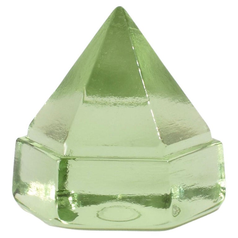 Prisme en verre vert En vente sur 1stDibs