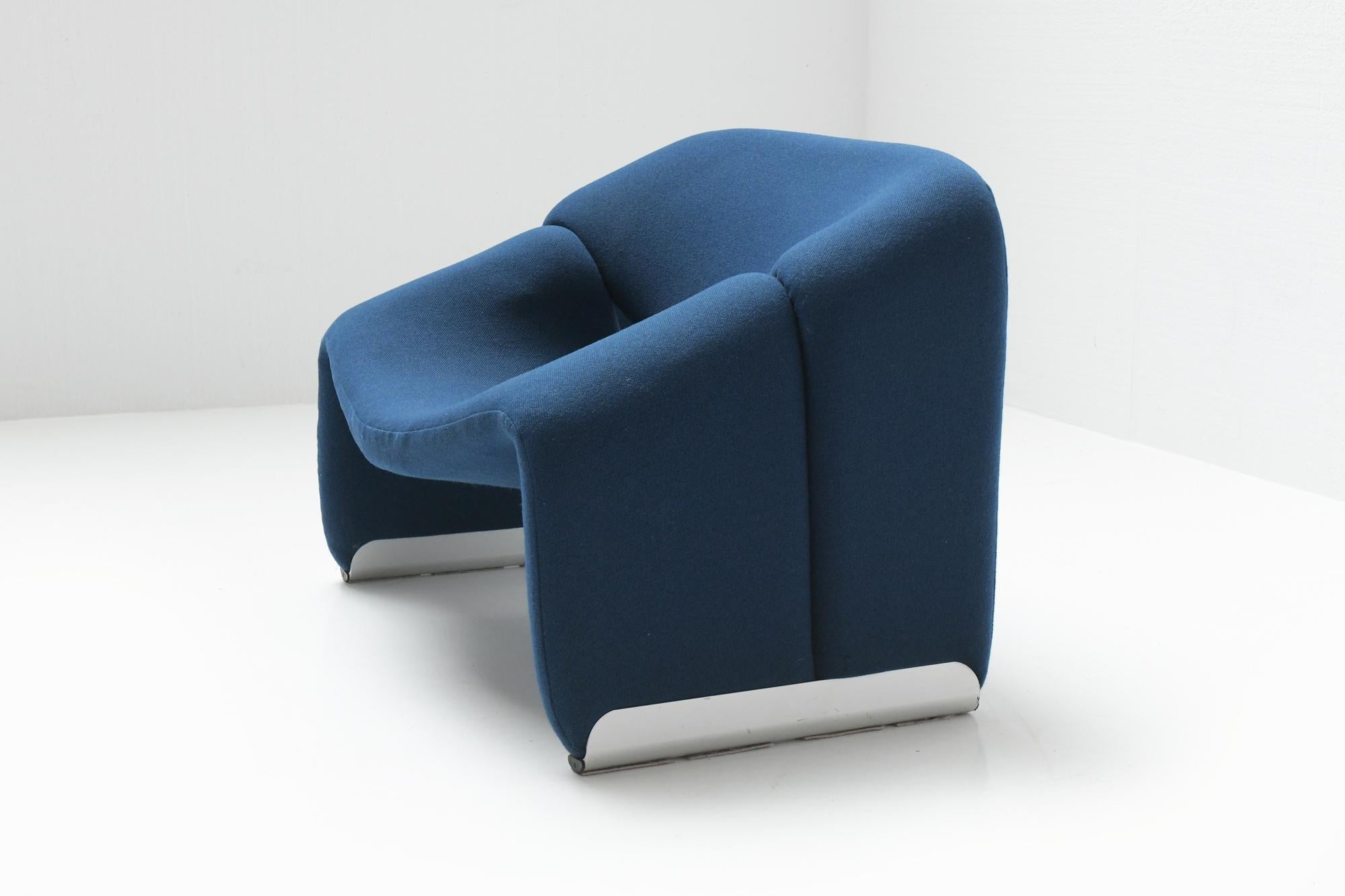 Groovy ‘M’ F598 in original blue fabric f 598 by Pierre Paulin for ...