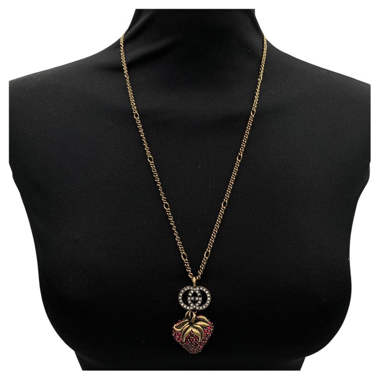 Gucci, collier en or vieilli avec cristaux roses en forme de fraise et ...