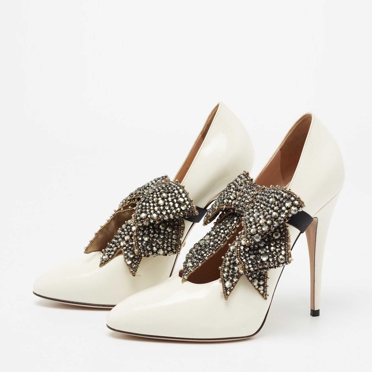 Gucci Off White Patent Leather Elaisa Bow Pumps Size 38 For Sale at 1stDibs