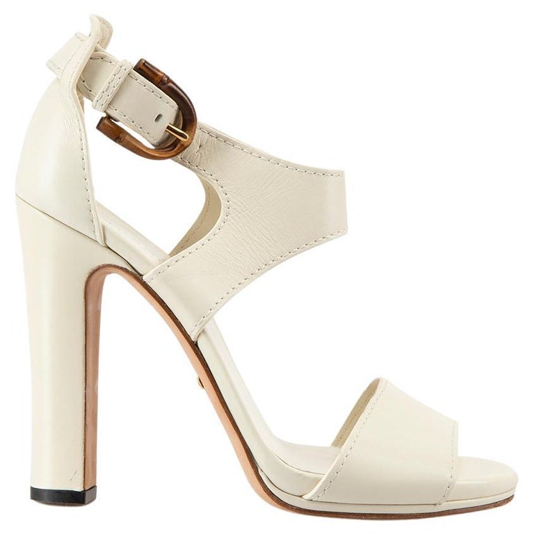 Gucci - Sandales à talons en cuir avec boucle en bambou blanc pour ...