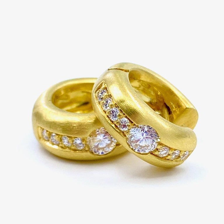 H. Stern 0.64 Carat Diamond Huggie Hoop Earrings in Brushed 18 Karat ...