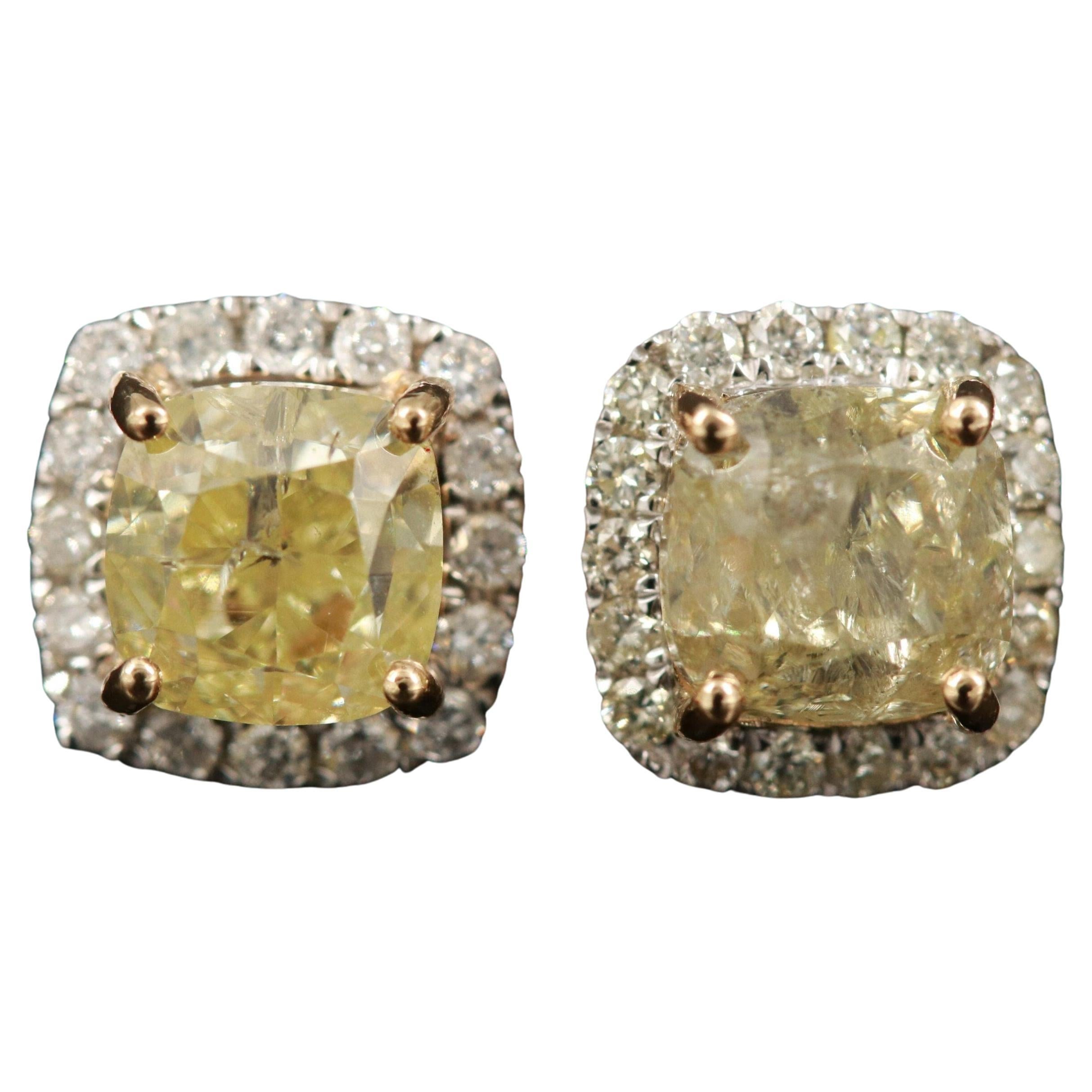 Christ Pair of Ear Studs with 2 Diamonds For Sale at 1stDibs