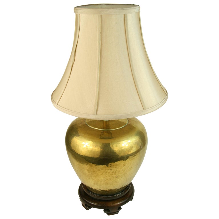 Lampe de table en laiton martelé - En vente sur 1stDibs