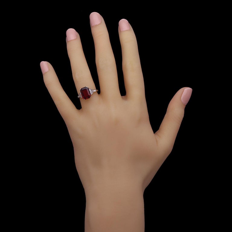 Hancocks 3.39ct Step-Cut Burmese Spinel Ring with Diamond Shoulders Contemporary For Sale at 1stDibs