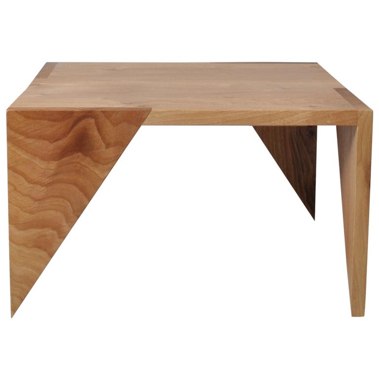 Table moderniste en noyer anglais fabriquée à la main En vente sur 1stDibs
