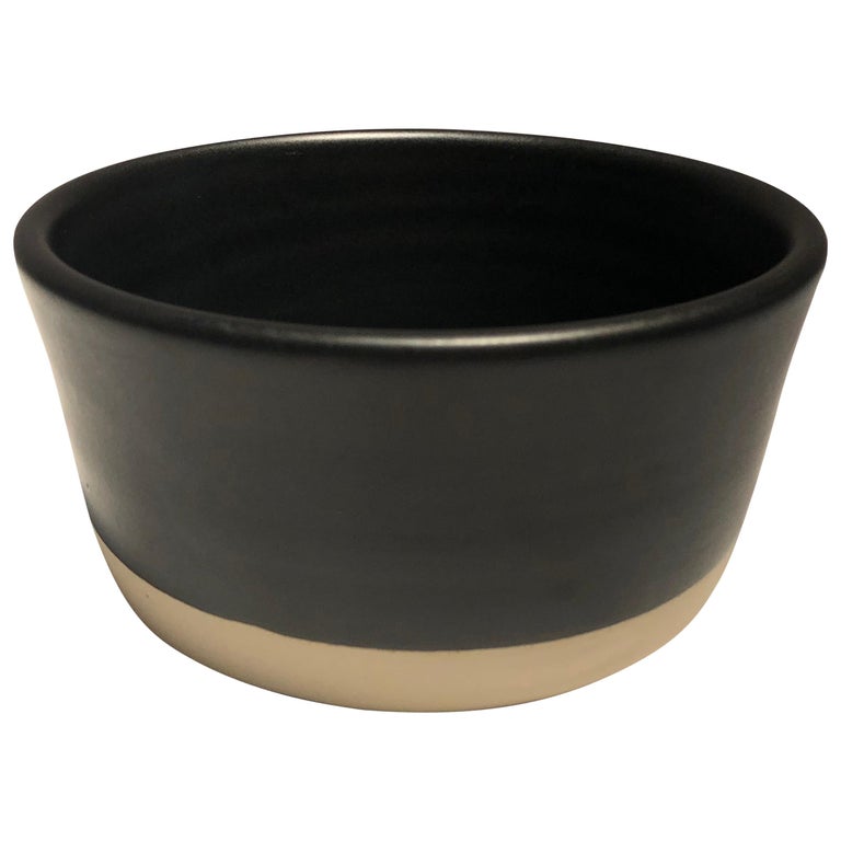 Bol noir mat en céramique fait à la main, en stock - En vente sur 1stDibs