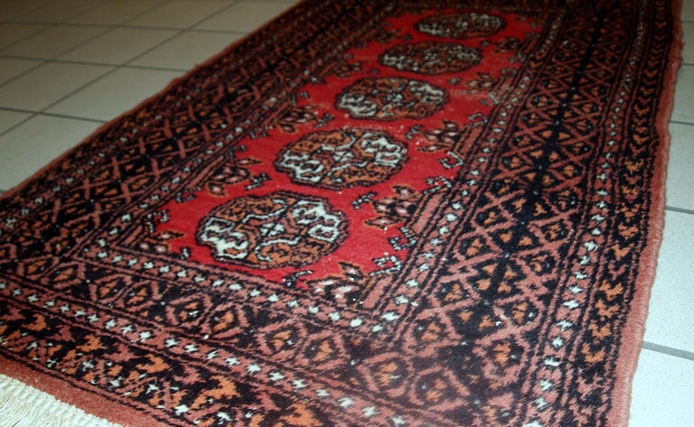 Handmade Pakistani Lahore Rug, 1960s, 1C627 For Sale at 1stDibs