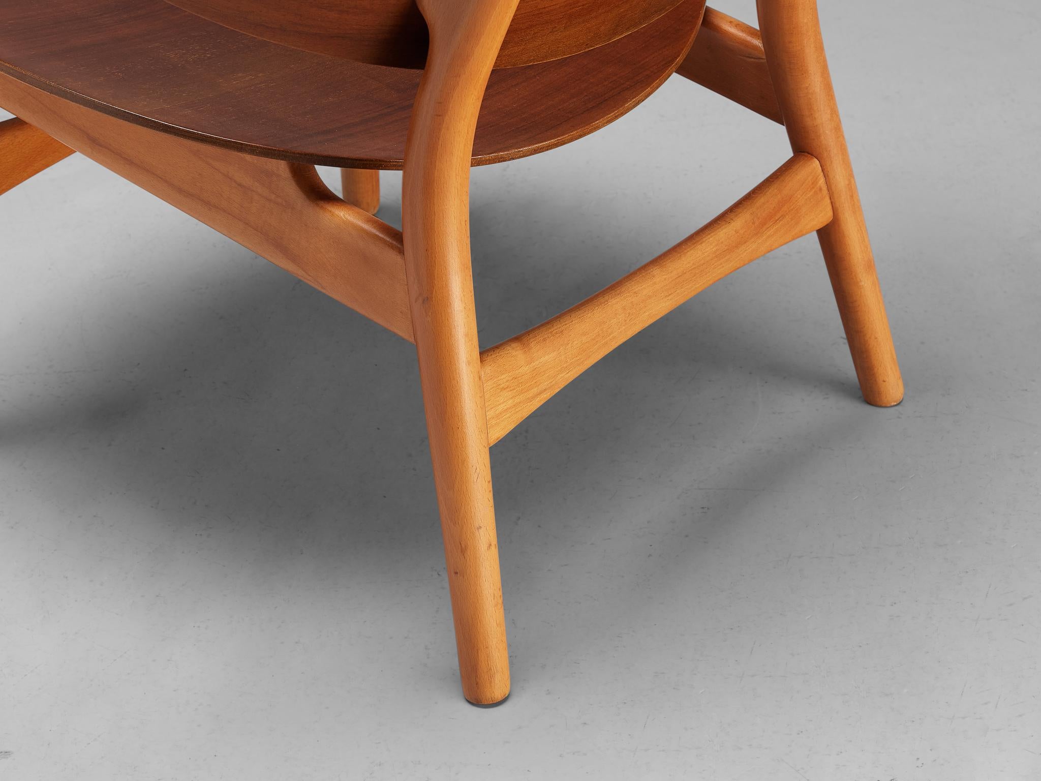 Hans J. Wegner Lounge Chair in Walnut For Sale at 1stDibs