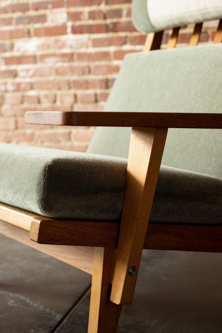 Hans Wegner GE 375 Three-Seat Sofa in Oak, Denmark, 1960s For Sale at ...