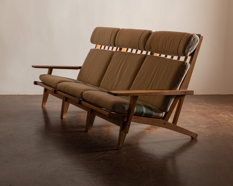 Hans Wegner GE 375 Three-Seat Sofa in Oak, Denmark, 1960s at 1stDibs