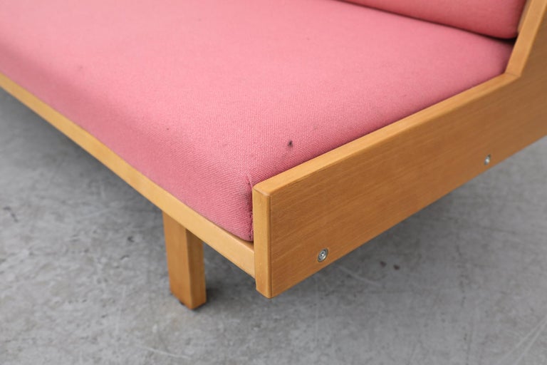Hans Wegner Model GE 258 for Getama Sleeper Sofa in Bubble Gum Pink For ...