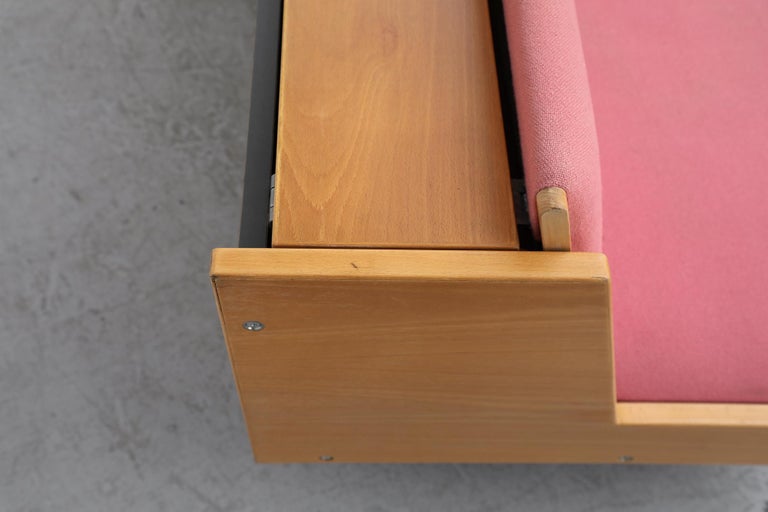 Hans Wegner Model GE 258 for Getama Sleeper Sofa in Bubble Gum Pink For ...
