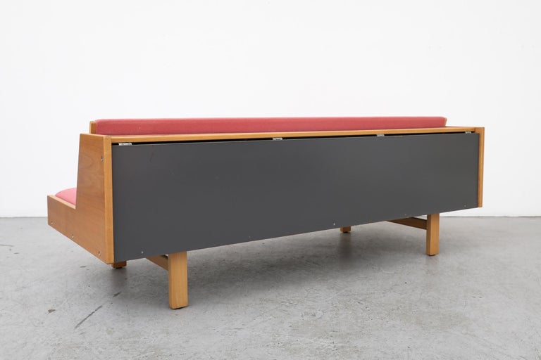 Hans Wegner Model GE 258 for Getama Sleeper Sofa in Bubble Gum Pink For ...