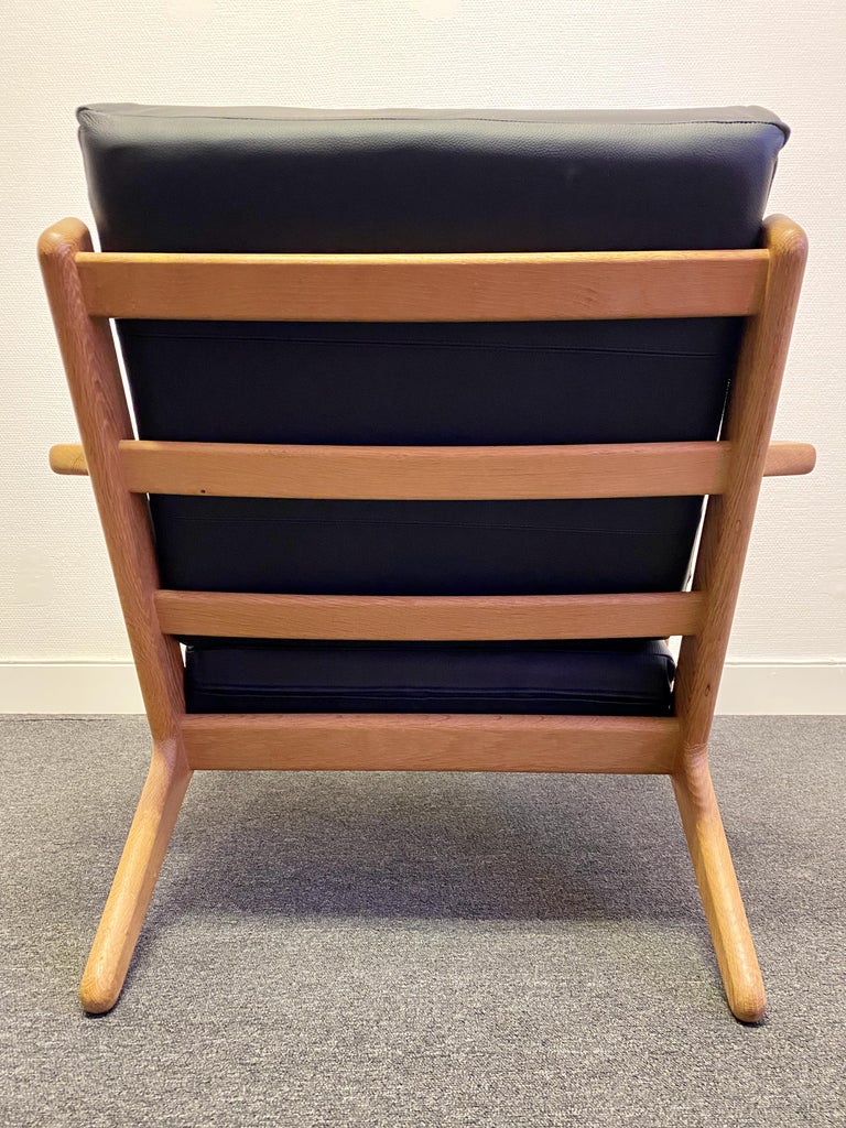 Hans Wegner, Oak Lounge Chair GE-290 For Sale at 1stDibs