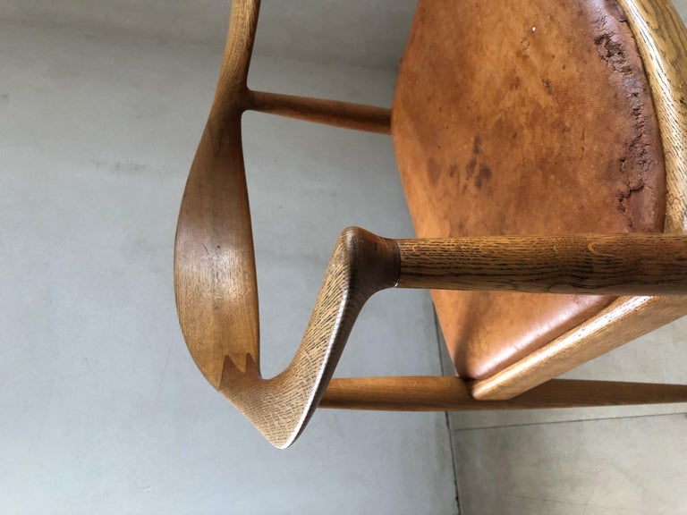 Hans Wegner Round Chair of Oak and Patinated Cognac Leather For Sale at ...