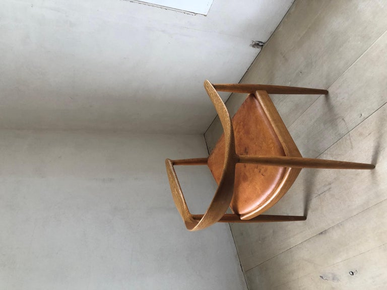 Hans Wegner Round Chair of Oak and Patinated Cognac Leather For Sale at ...