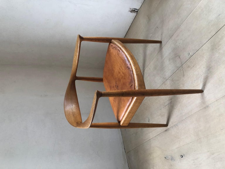 Hans Wegner Round Chair of Oak and Patinated Cognac Leather For Sale at ...