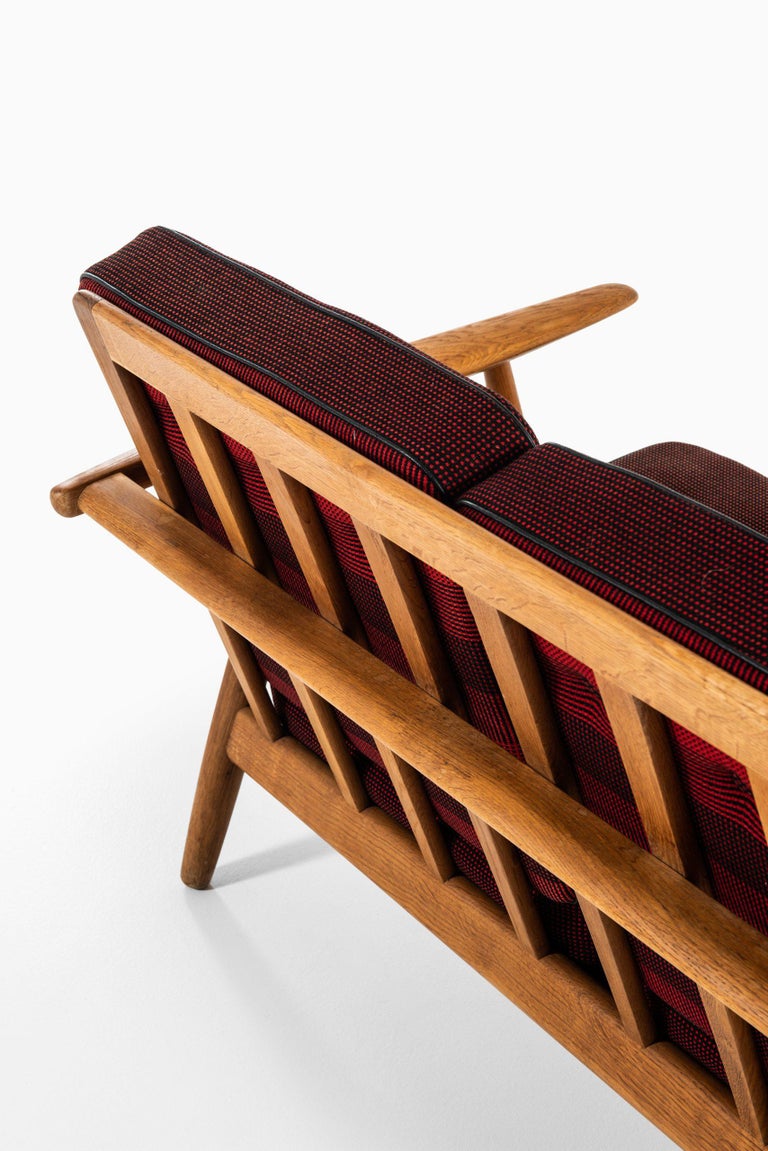 Hans Wegner Sofa Model GE-240 / Cigar Produced by GETAMA in Denmark For ...