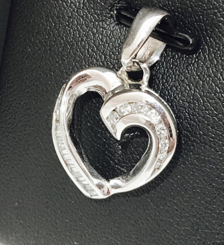 Heart Shape 18K White Gold Pendant For Sale at 1stDibs