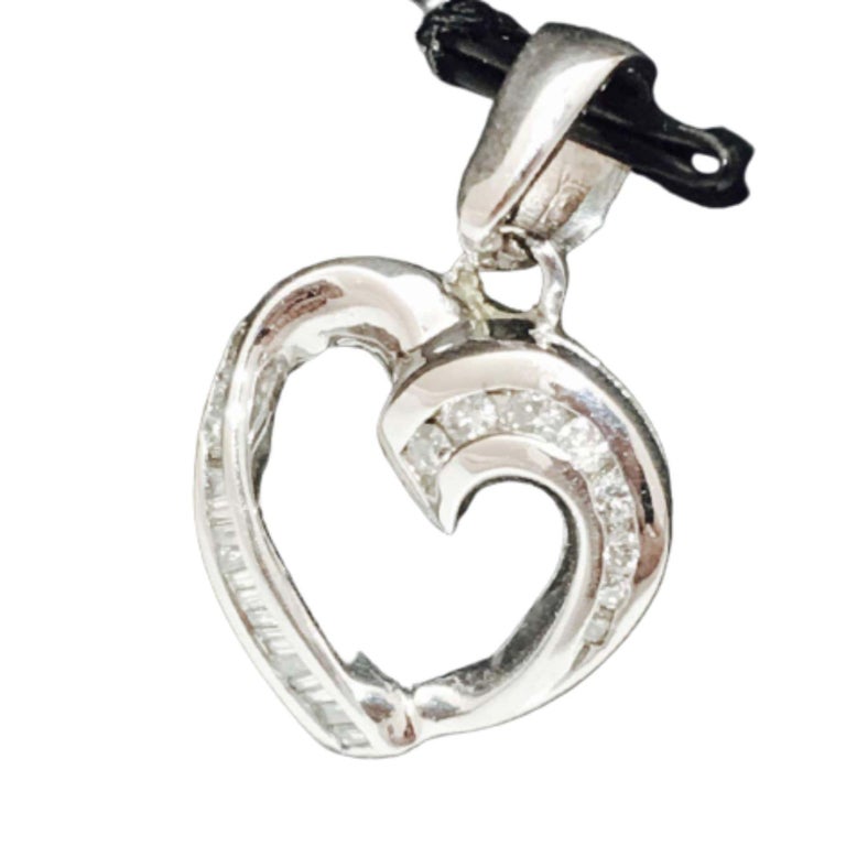 Heart Shape 18k White Gold Pendant For Sale at 1stDibs