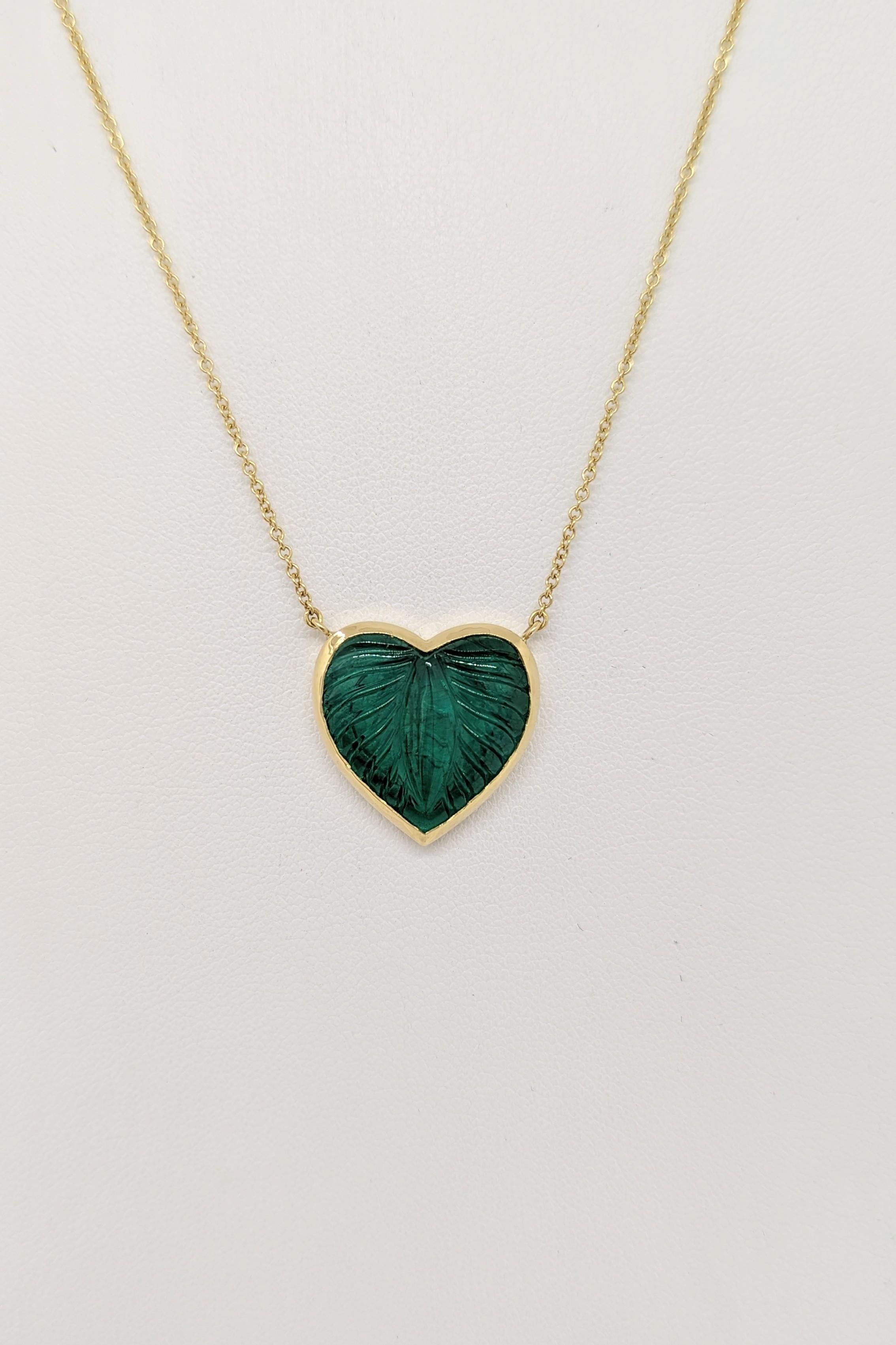 Heart Shape Carved Emerald Pendant Necklace in 18K Yellow Gold For Sale ...