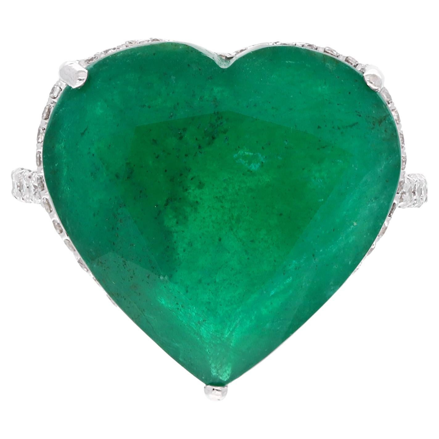 18 Karat Heart Shape Emerald and Diamond Ring For Sale at 1stDibs