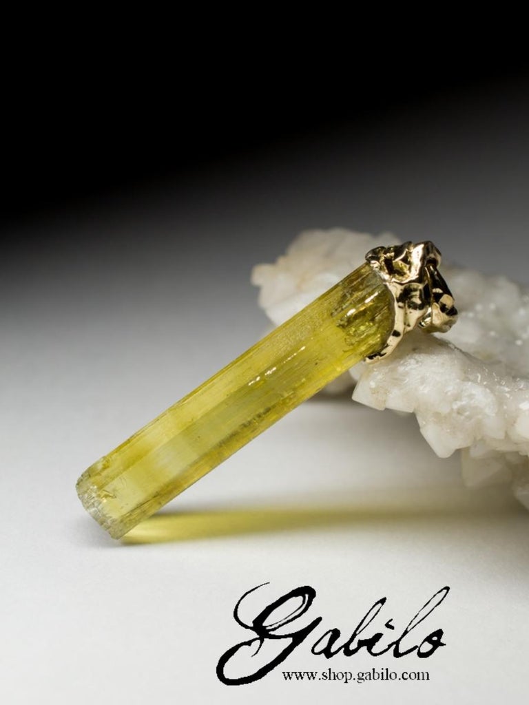Pendentif en or jaune avec cristal héliodore, béryl, pierre précieuse ...