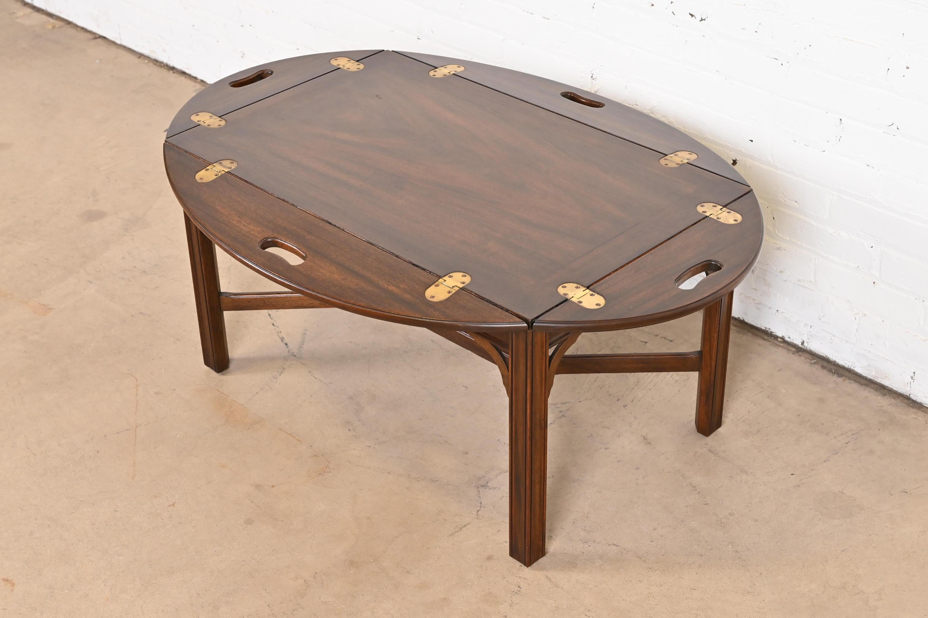Table basse de maître en acajou sculpté Henkel Harris Chippendale En ...