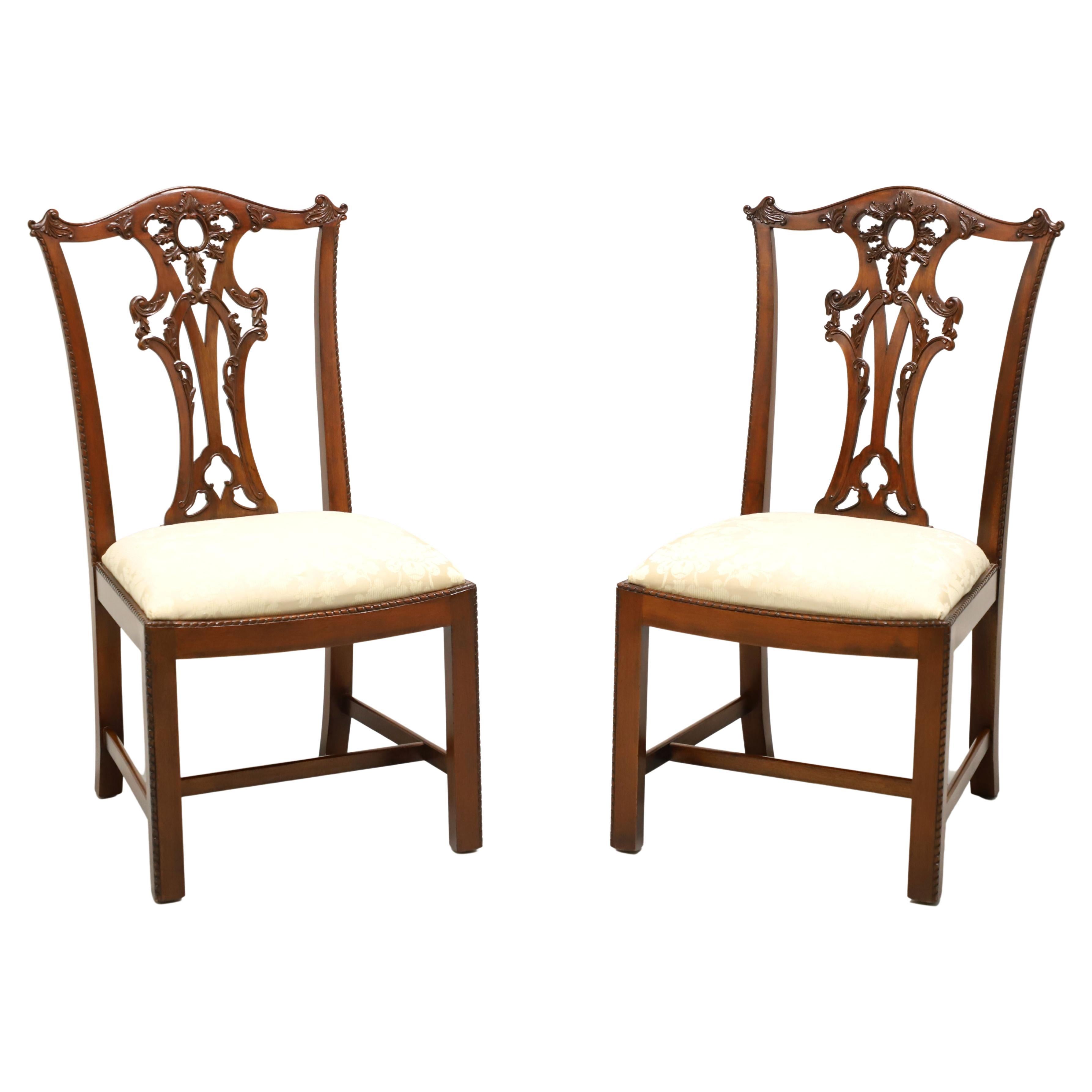 Ensemble de 8 chaises de salle à manger en acajou sculpté Henredon En ...