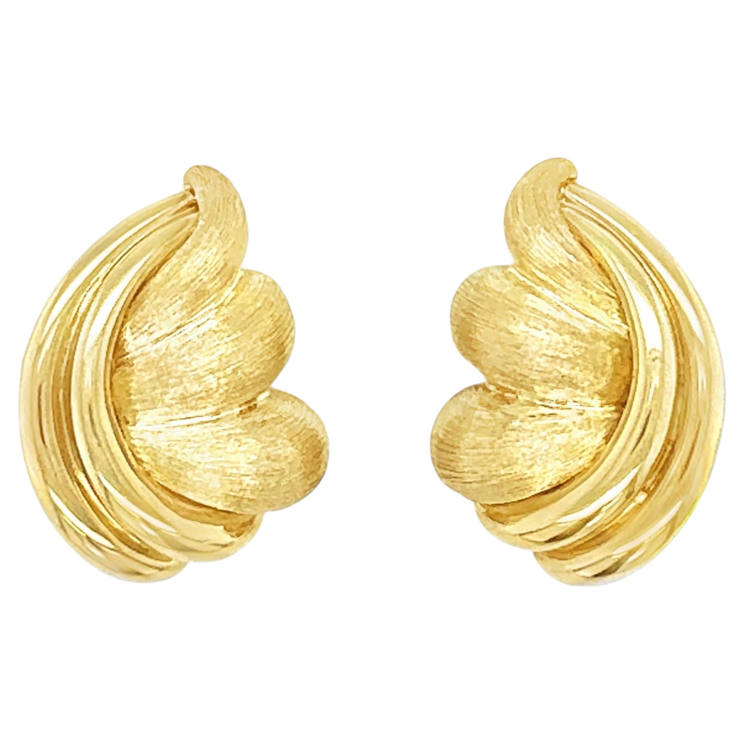 Vintage 18K yellow gold fluted ribbon ear-clip For Sale at 1stDibs