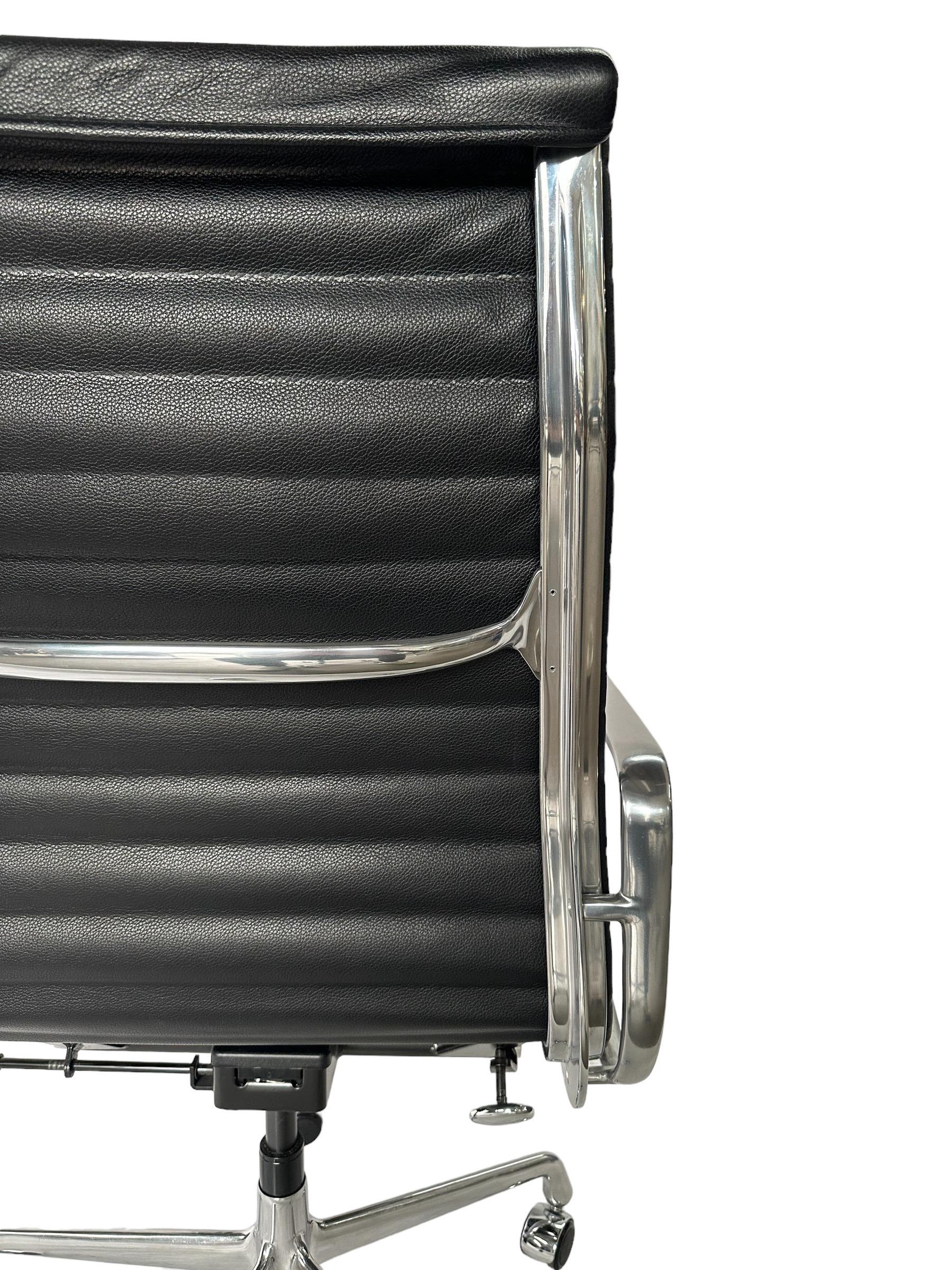 Herman Miller Eames Executive Desk Chair with Pneumatic Lift For Sale ...