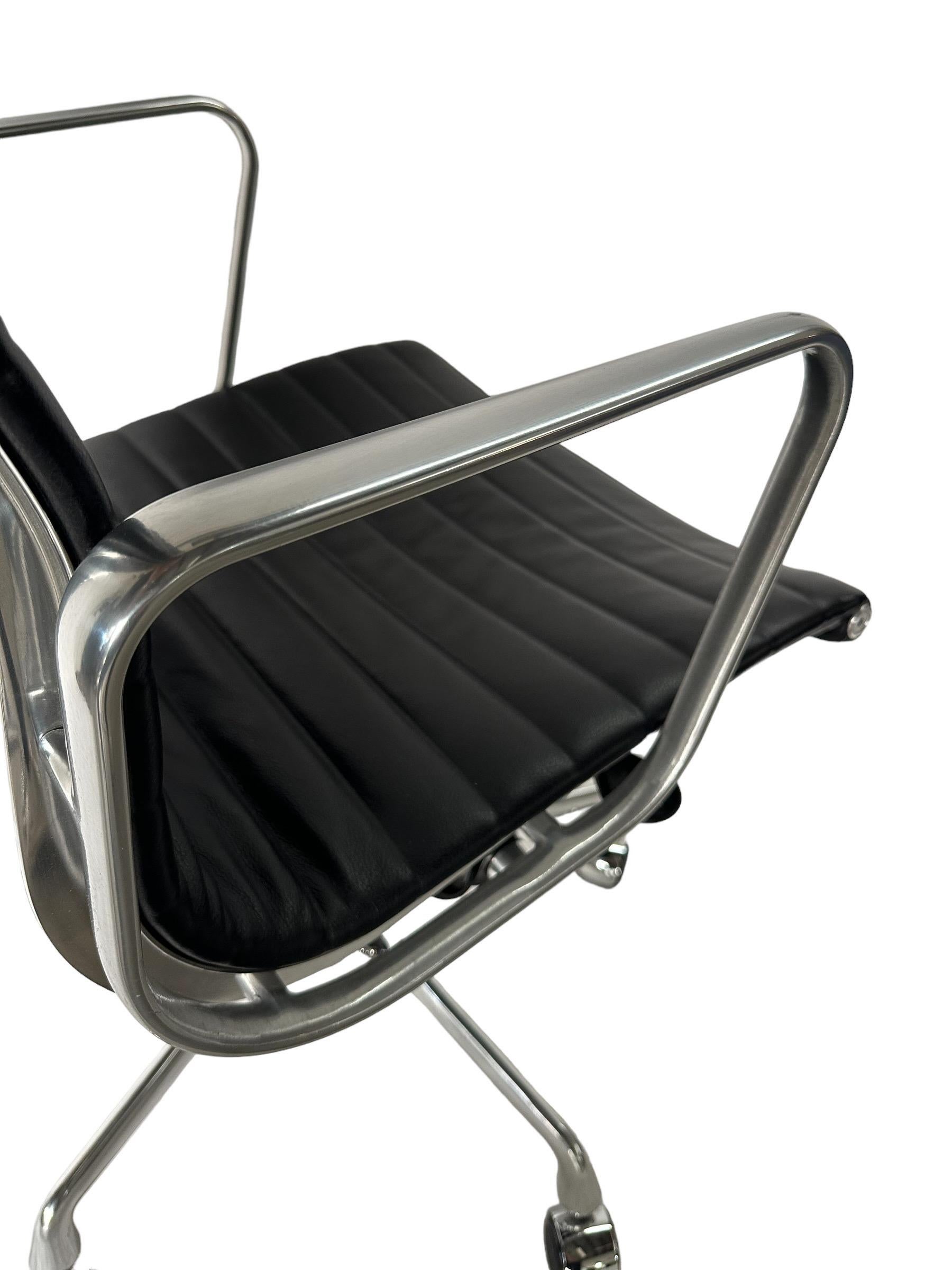 Herman Miller Eames Executive Desk Chair with Pneumatic Lift For Sale ...