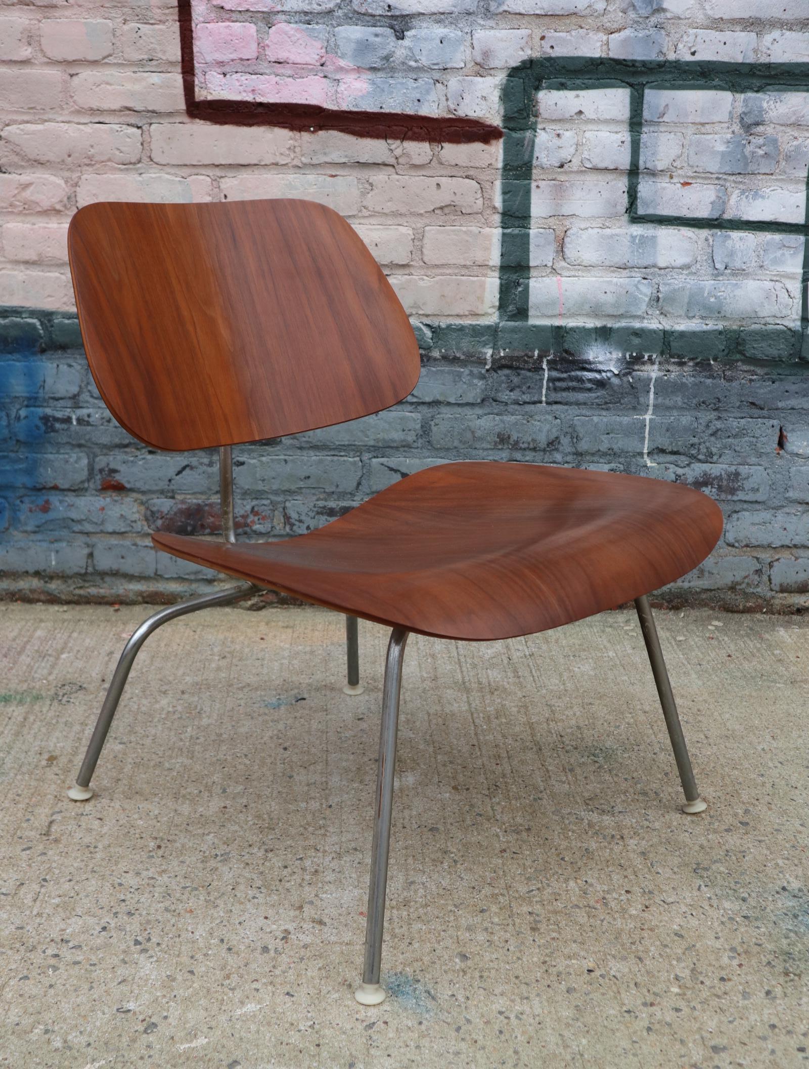 Herman Miller Eames LCM Lounge Chair in Walnut For Sale at 1stDibs ...