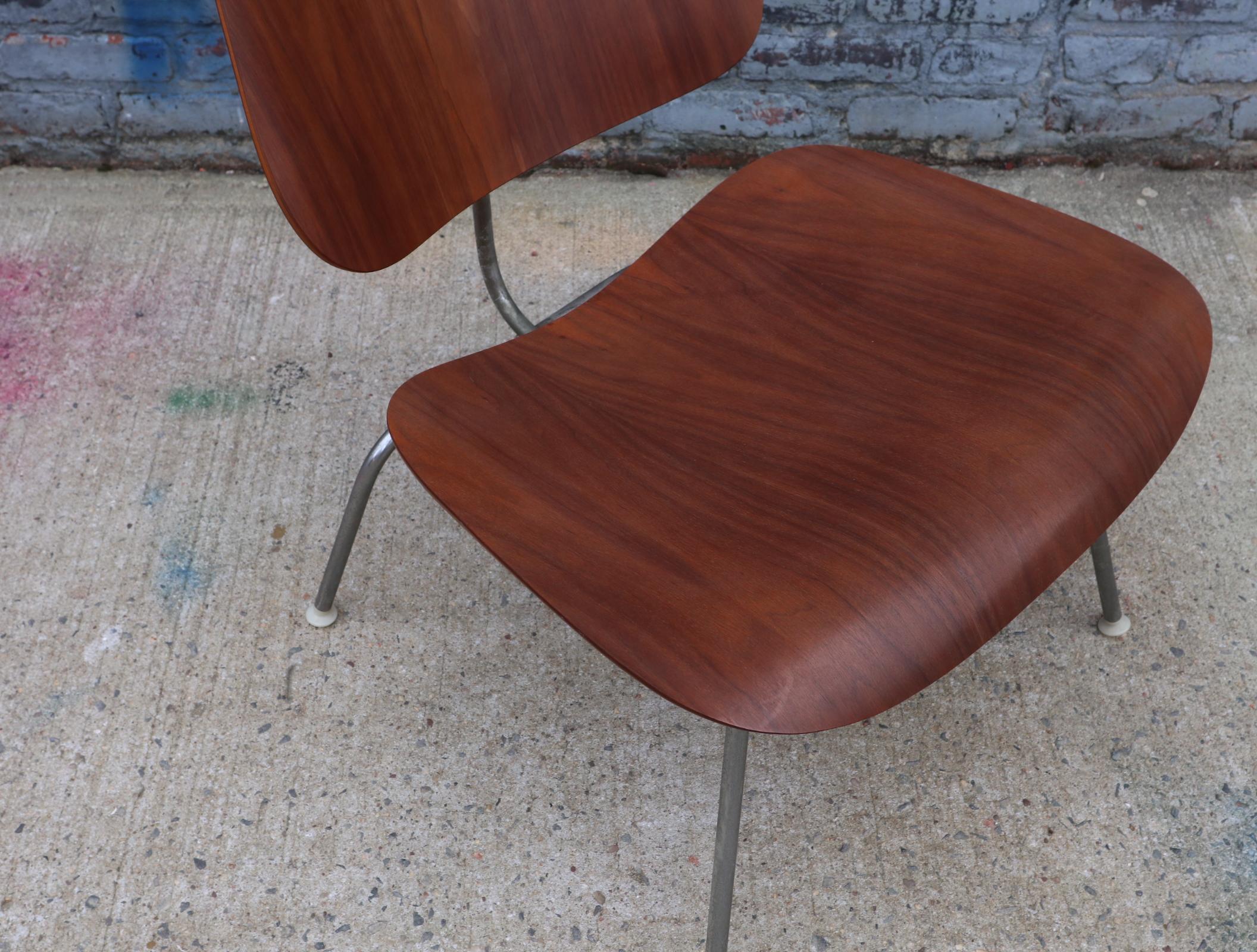 Herman Miller Eames LCM Lounge Chair in Walnut For Sale at 1stDibs ...