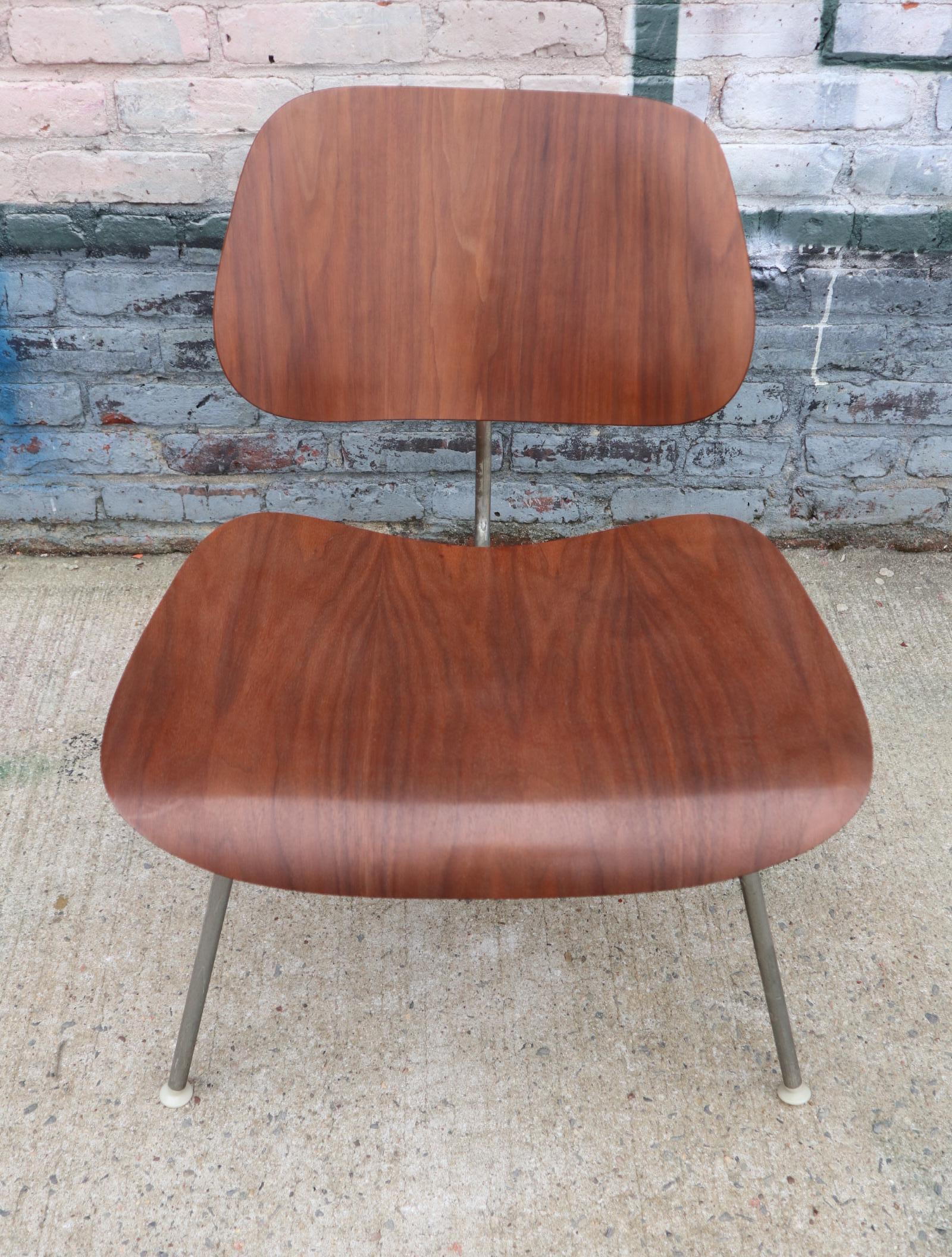 Herman Miller Eames LCM Lounge Chair in Walnut For Sale at 1stDibs ...