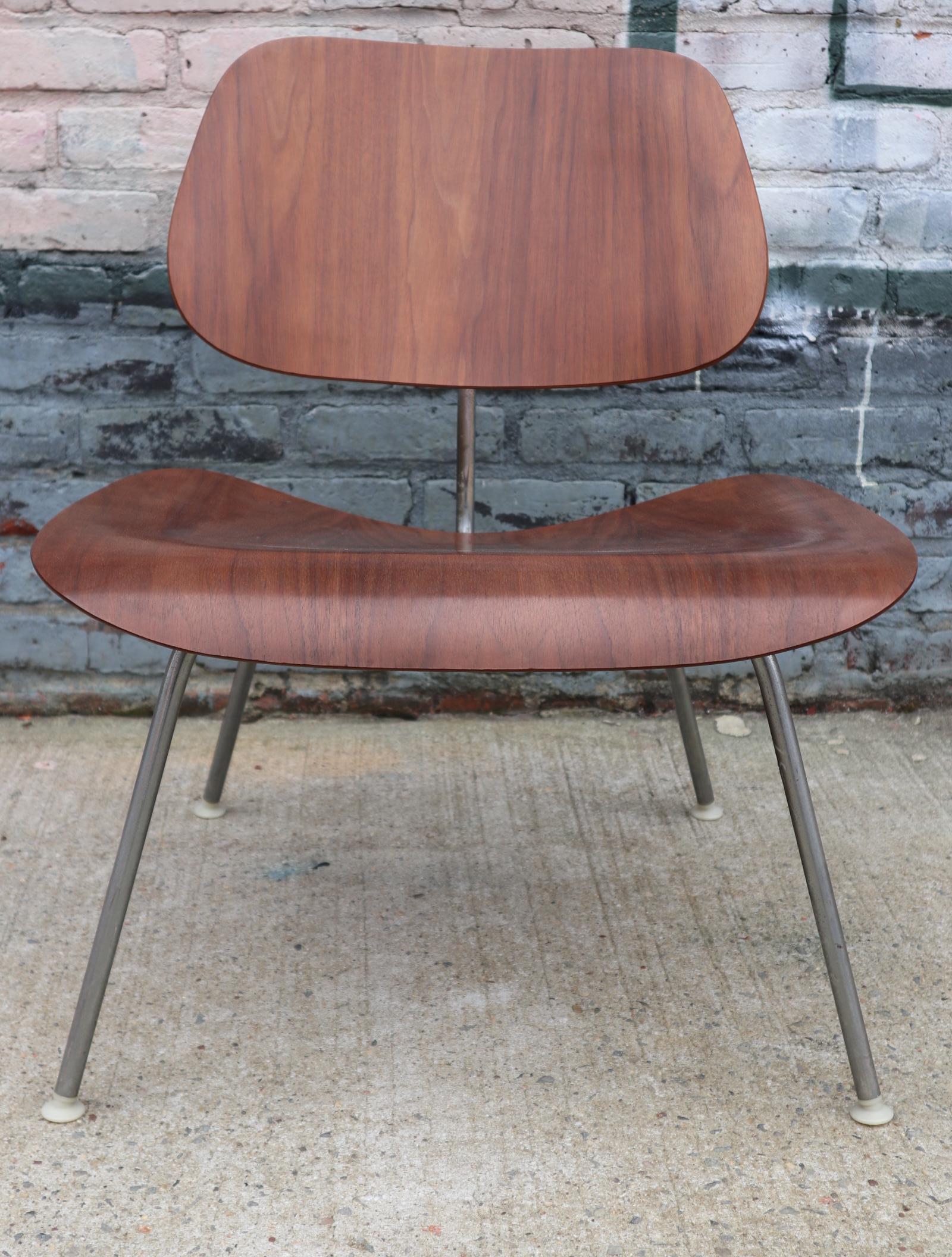 Herman Miller Eames LCM Lounge Chair in Walnut For Sale at 1stDibs ...