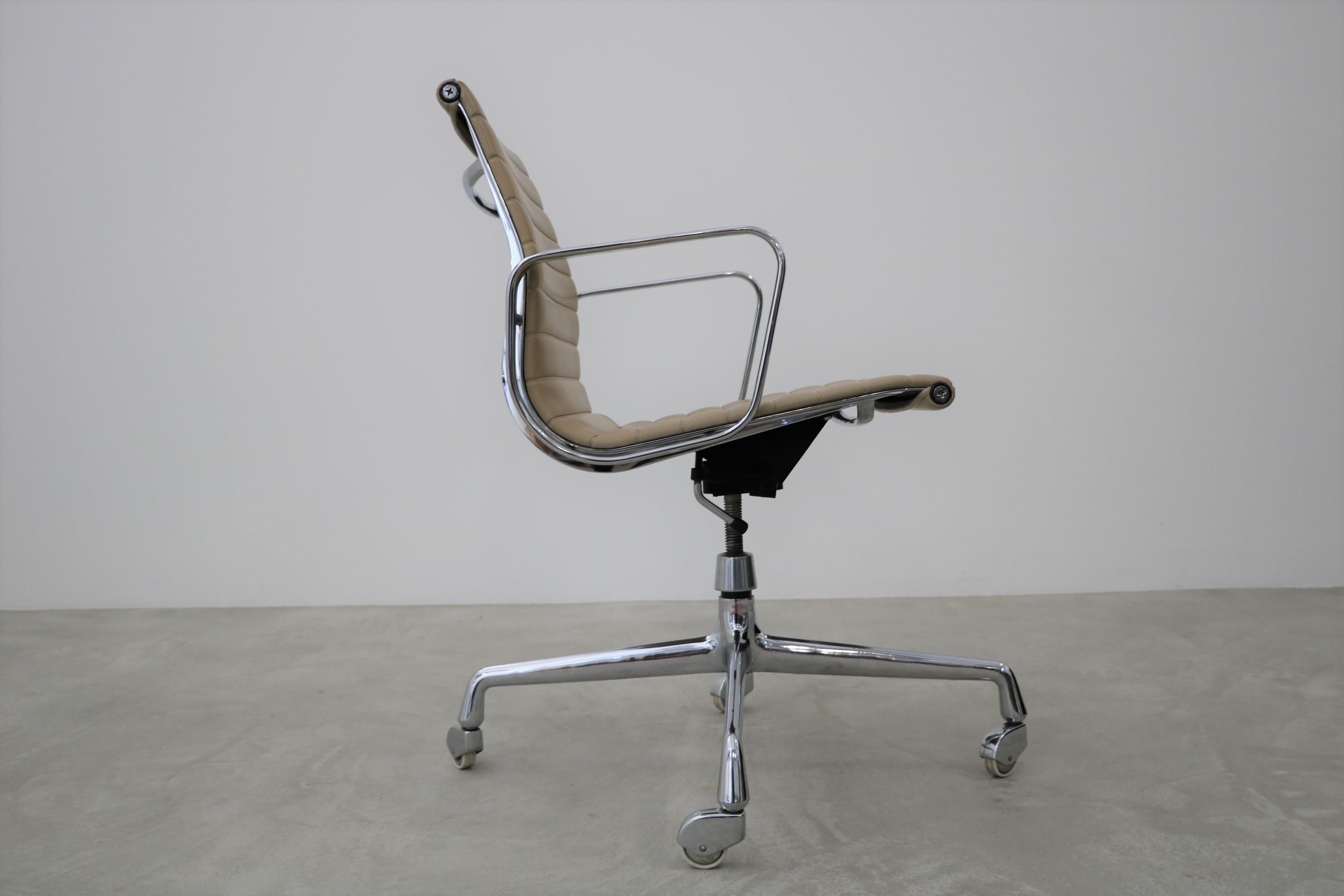 Herman Miller Office Swivel Chair EA 117 Skai/Vinyl Beige Charles Eames ...