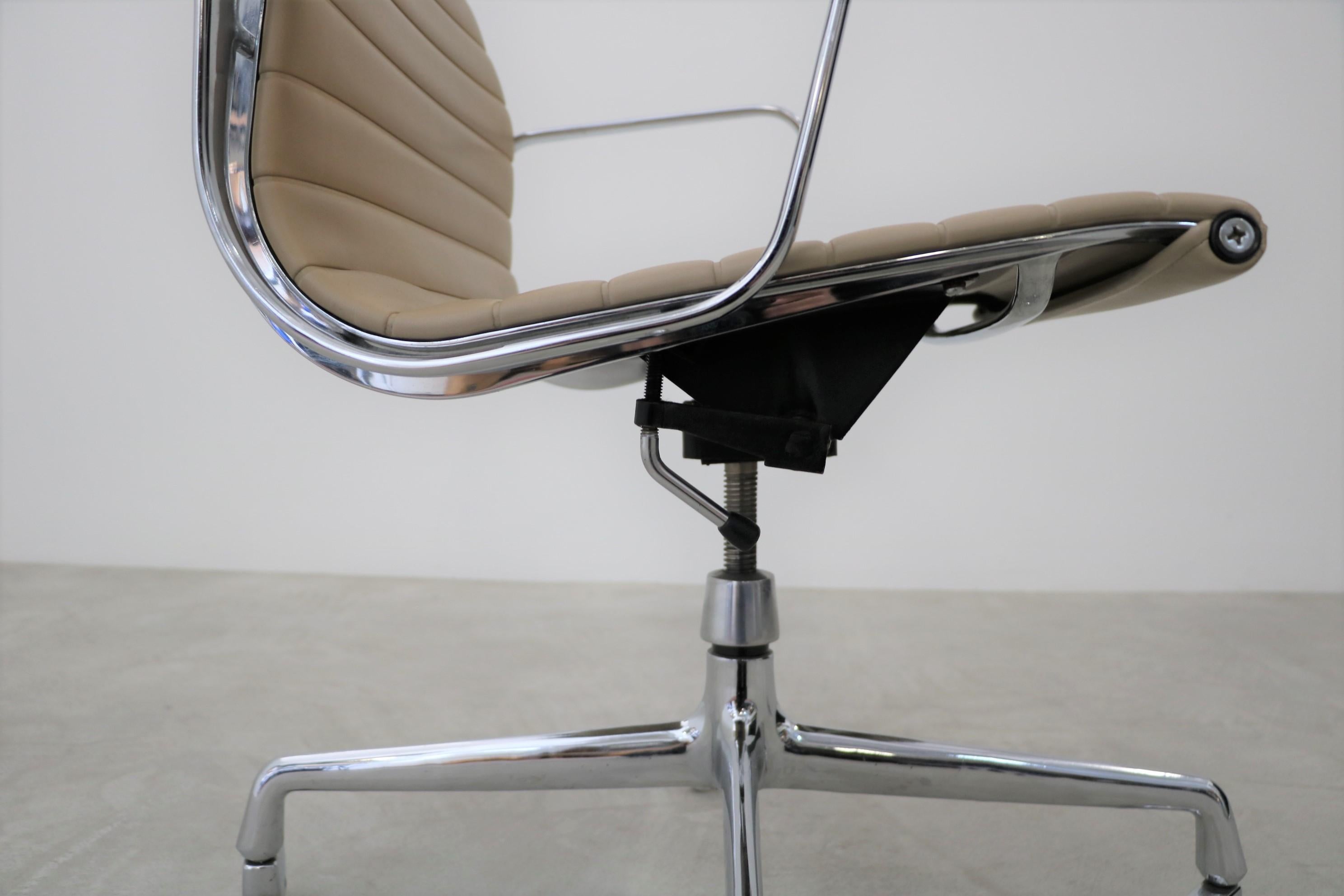 Herman Miller Office Swivel Chair EA 117 Skai/Vinyl Beige Charles Eames ...