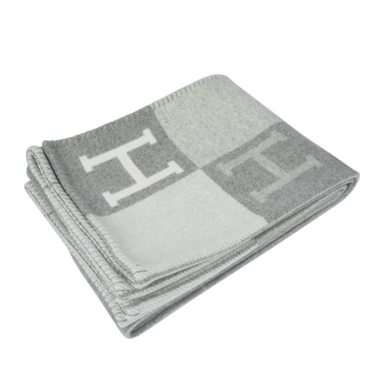 Plaid Hermès Avalon III Signature H Gris Clair et Ecru sur 1stDibs